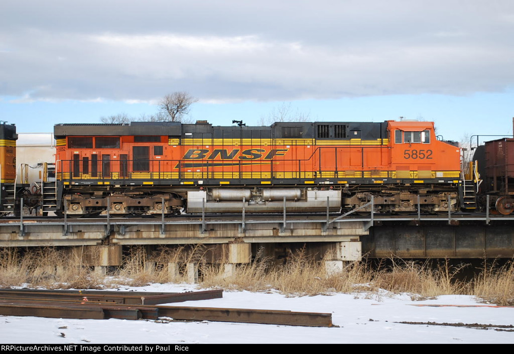 BNSF 5852